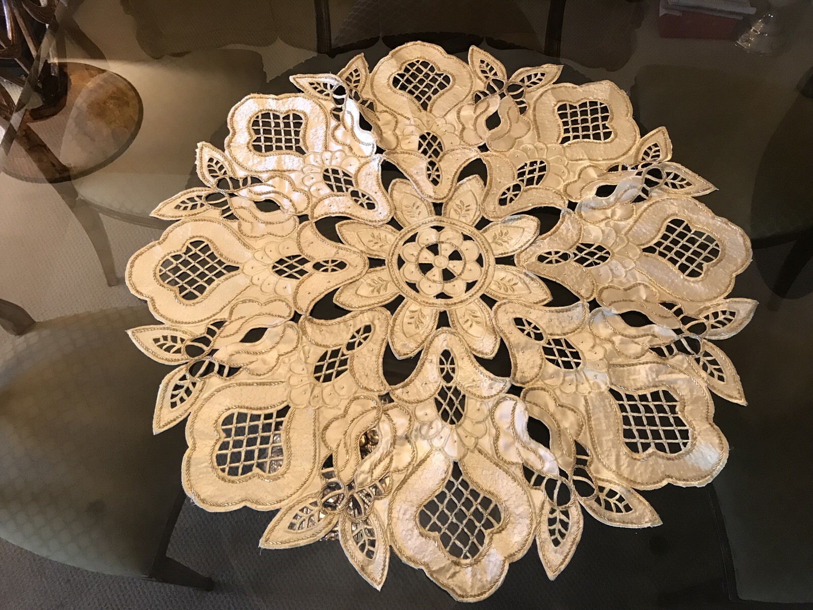 Round Table Applique And Centerpiece | eBay