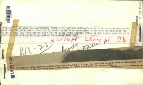 1945 Press Photo British amphibious tanks cross the Rhine River in ...