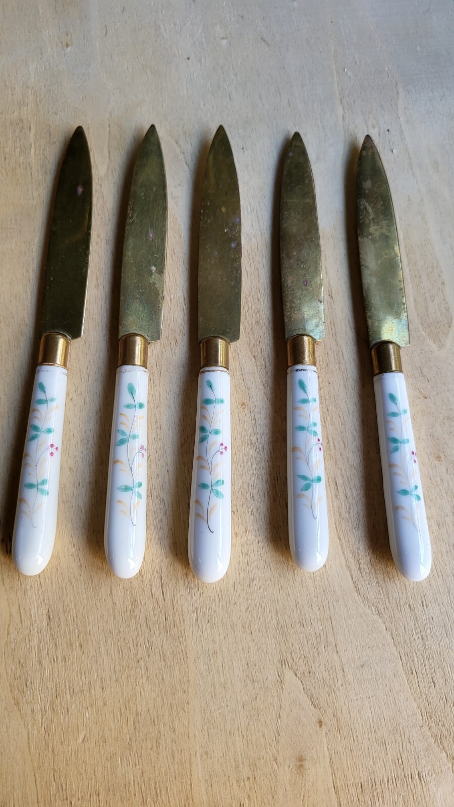 VINTAGE ANTIQUE SET OF 5 BRASS KNIVES WITH PORCELAINE HANDLES bronce ...