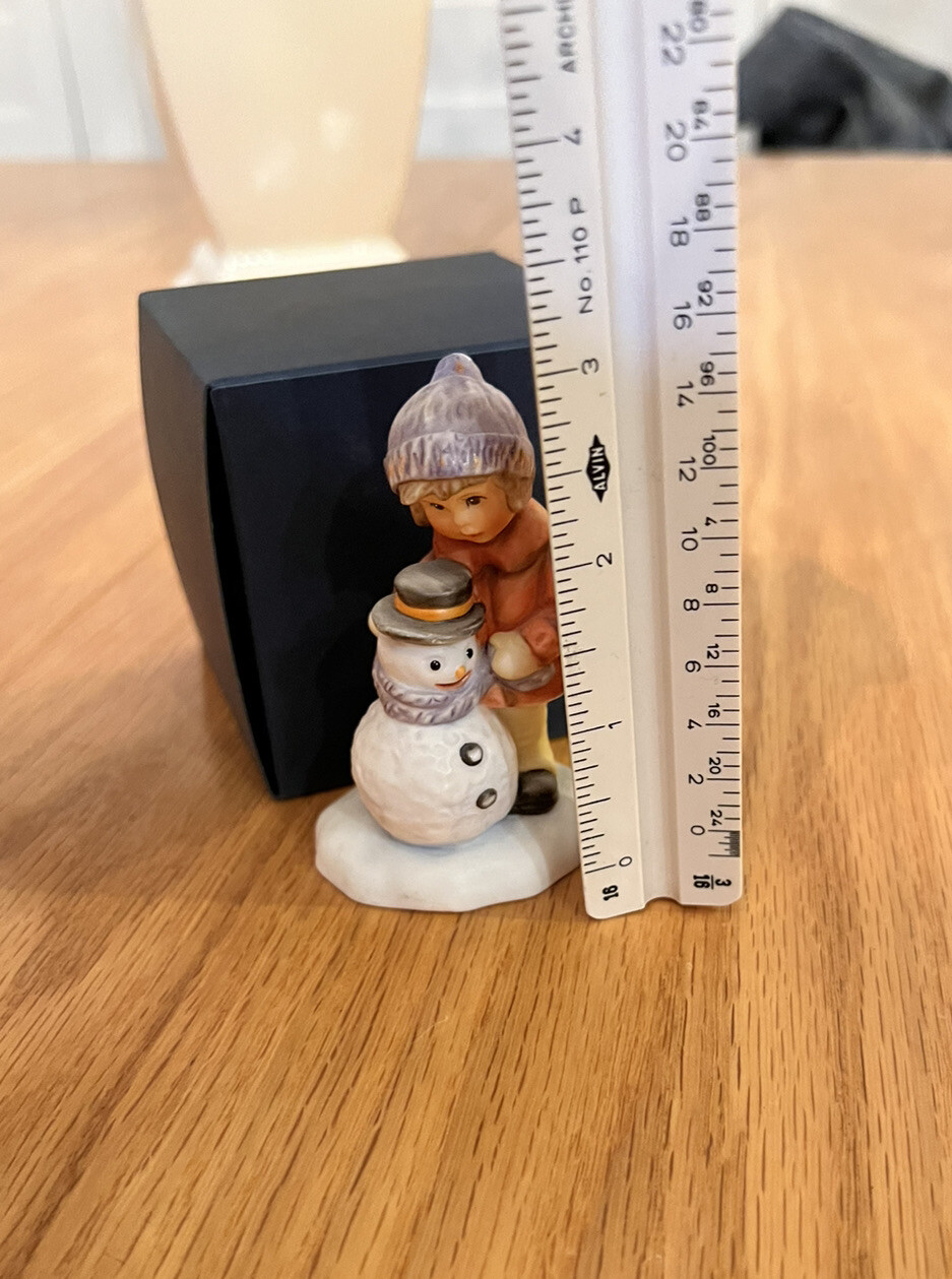 Goebel Berta Hummel Figurine 2001 Christmas A Gift for Snowman ...