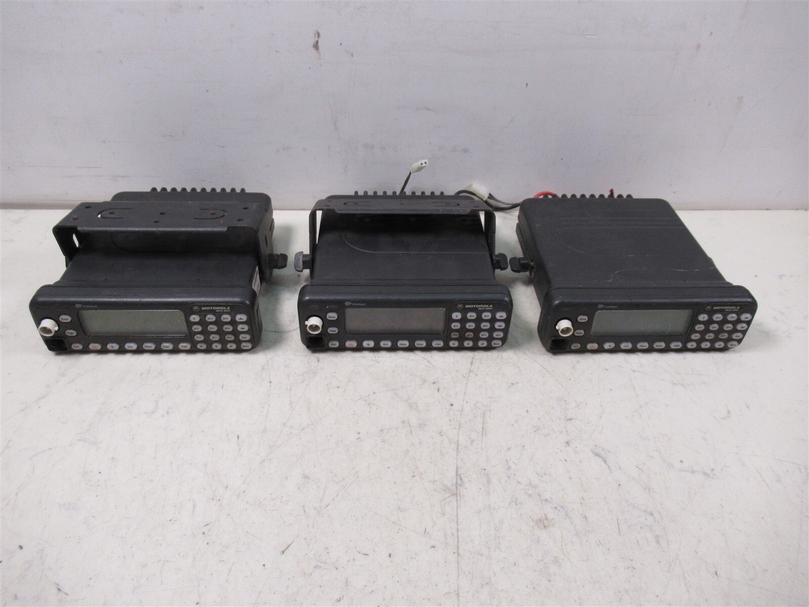 Lot of 3 Motorola MCS 2000 Radios M01HX-834W M01UJN6PW6BN 2-Way Decks ...
