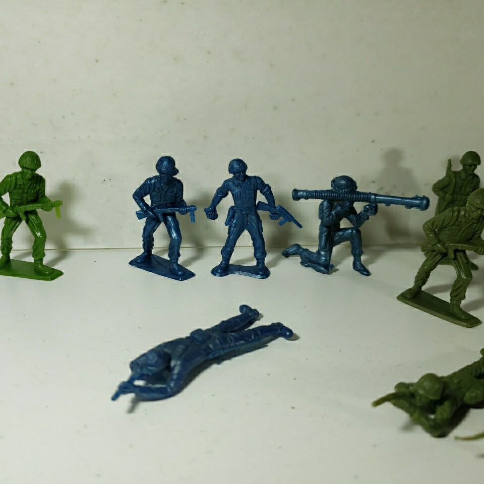 MPC Plastic Green Blue Army Men Figures Lot/25Toy Soldiers 45 mm US ...