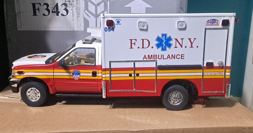 1:18 Ford Excursion Ambulance 911 WTC FDNY FIRE DEPT. 1 OF 1 | eBay