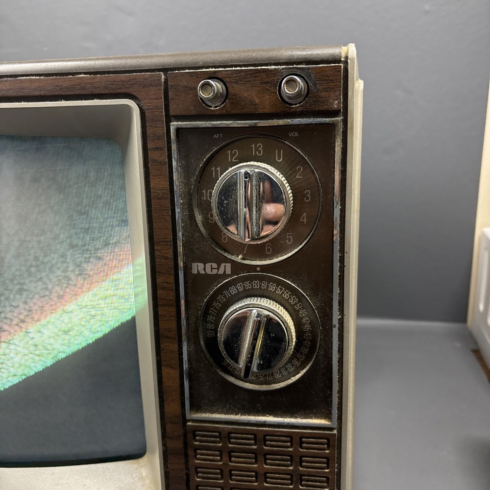 RARE RCA 13” Gaming Television With A Wood Grain Front. ***Working Nice ...