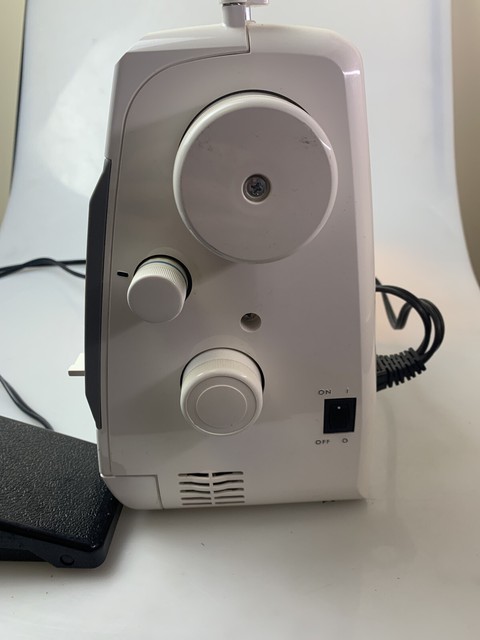 SINGER 40 Stitch Function Quilt & Sew 140Q Sewing Machine for sale ...