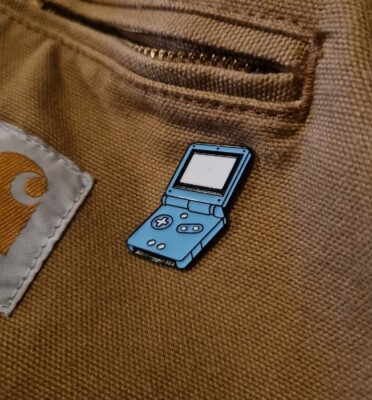 Game Boy SP Enamel Metal Pin badge - Geeky Gamer Gameboy Pin badge gift ...