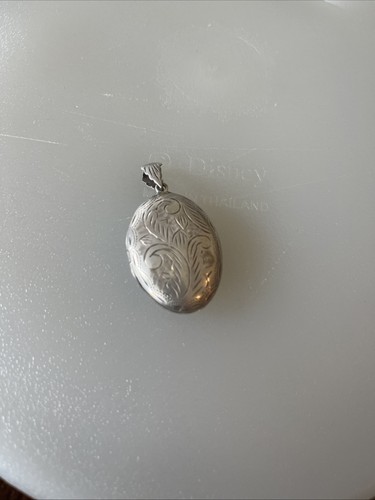 STERLING SILVER VINTAGE / ANTIQUE OVAL LOCKET WITH ENGRAVING | eBay