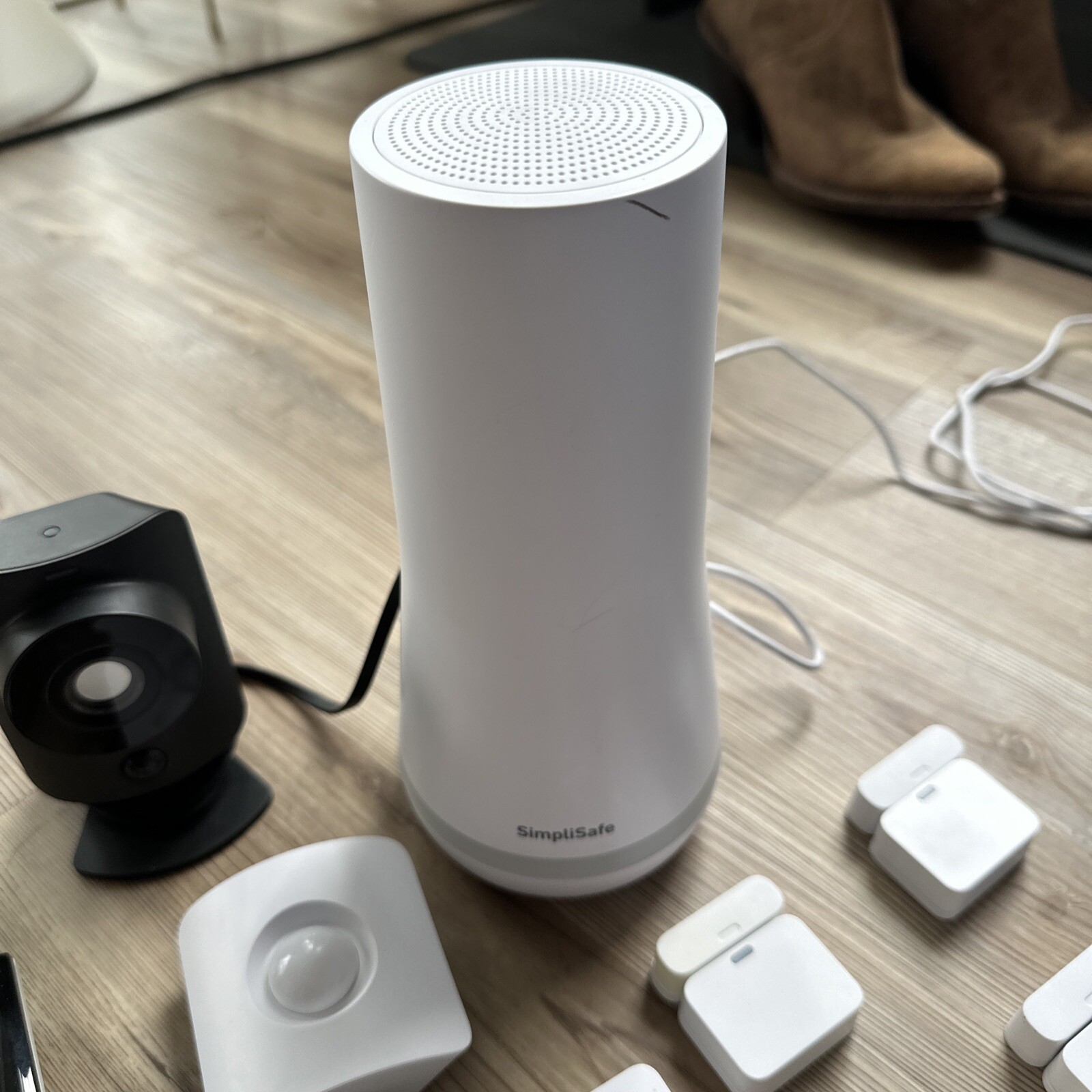 SimpliSafe 10-Piece DIY Home Security Kit with 1080p HD Security Camera ...