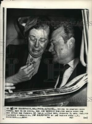 1958 Press Photo Red and Georgia Skelton cry at the funeral of their ...