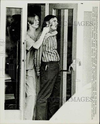 1971 Press Photo Psychiatric Patient Holds Gun to Dr. Stephen Pliska's ...