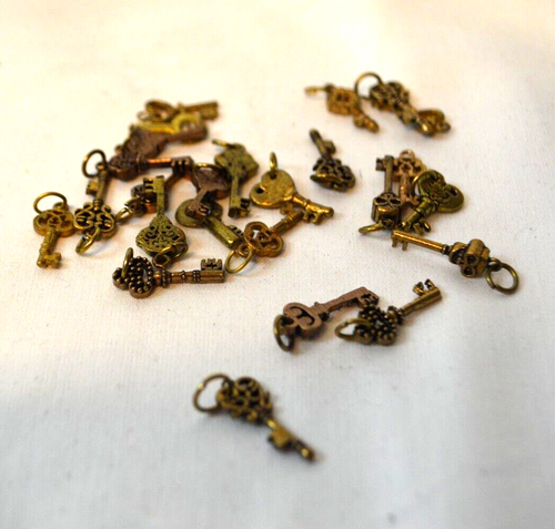 Lot of Steampunk Brass Keys 100 x piece Set Mini Miniature Key Charms ...
