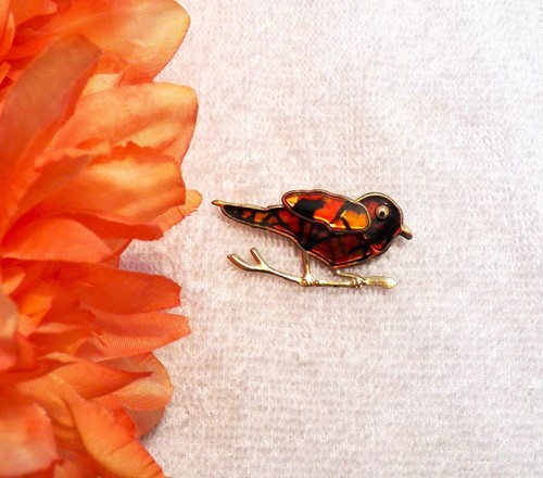 CLASSIC PIN BROOCH RED ROBIN SITTING IN A TREE WREN ORIOLE FEATHERS ...