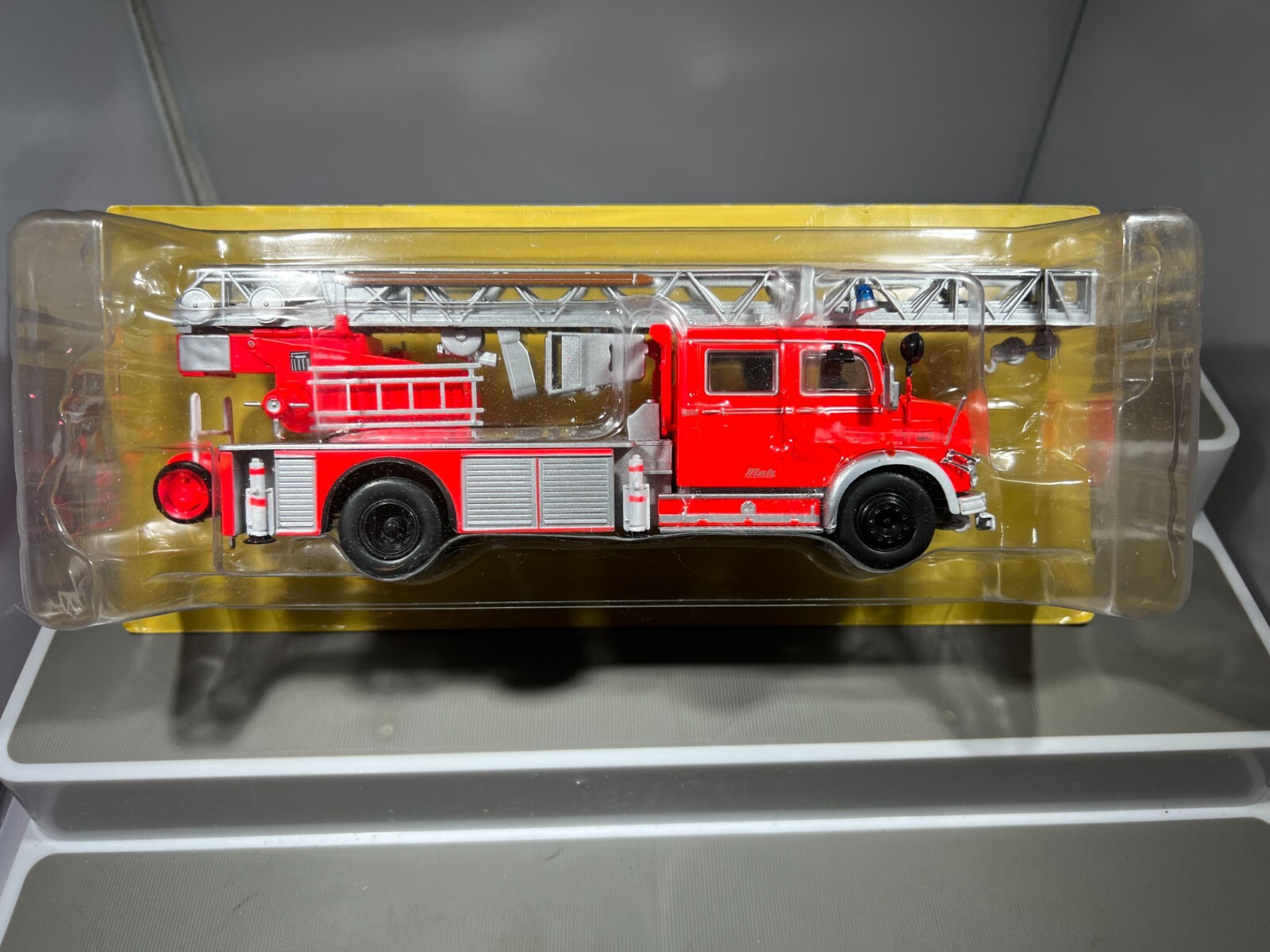 Mercedes-Benz L1519 Fire Dept w/- Telescopic Turntable Ladder Red 1/43 ...