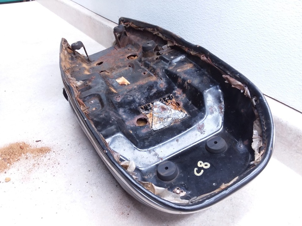 Yamaha R5 Twin 350 Seat RUSTY PAN CRUMBLY FOAM ROUGH SHAPE Vintage 1971 ...