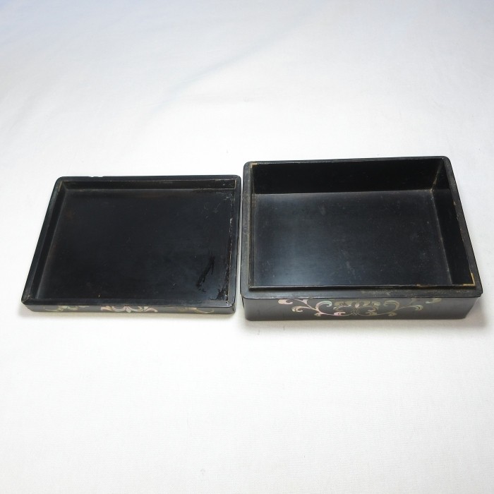 P0255: Vintage Chinese lacquer ware box with good Mother-of-pearl inlay ...