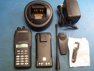 Motorola HT1250 UHF 450-512 MHz 128 Channel DTMF AAH25SDH9AA6AN MINT ...