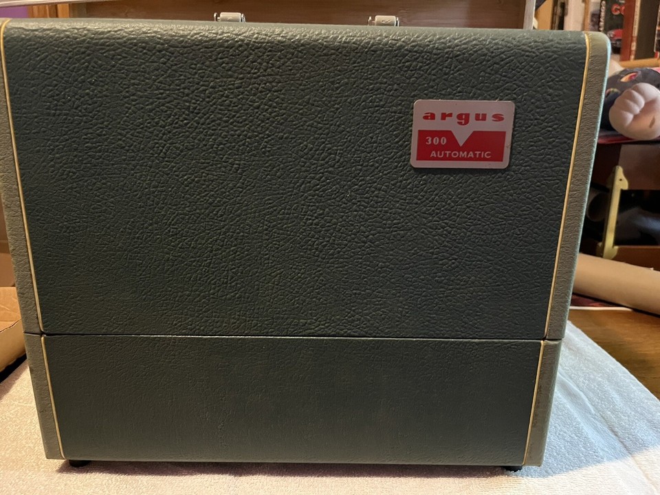 Vintage ARGUS 300 Slide Projector With hard case 1950 - Still working ...