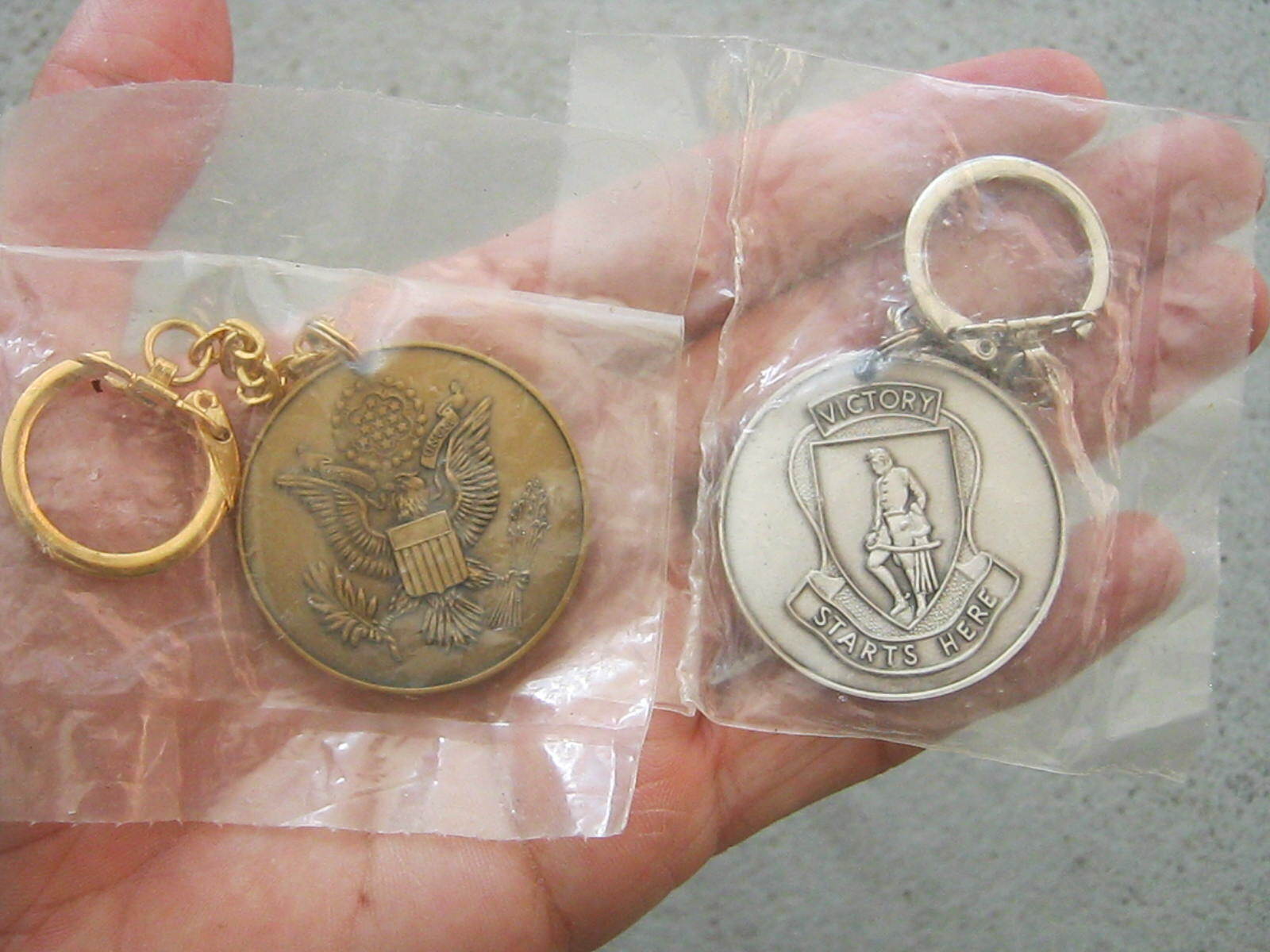 ARMY FORT JACKSON VICTORY STARTS HERE CHALLENGE COINS KEY CHAINS BRONZE ...