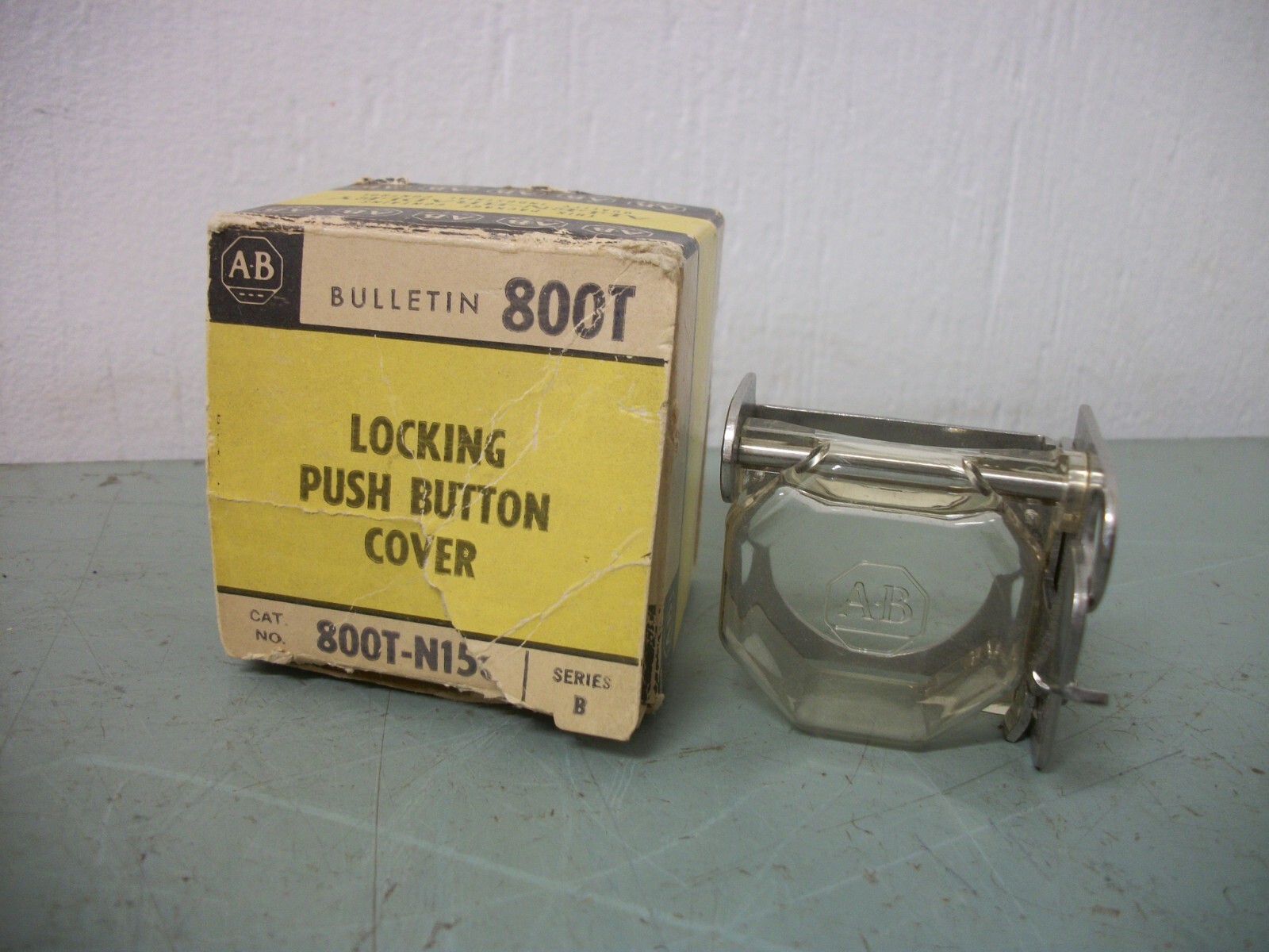 ALLEN-BRADLEY LOCKING PUSHBUTTON COVER 800T-N156 NIB | eBay