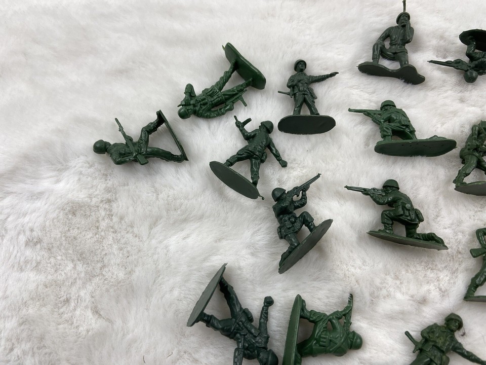 Plastic Toy Soldiers World War II Style Lot Army Men Troops In Poses ...