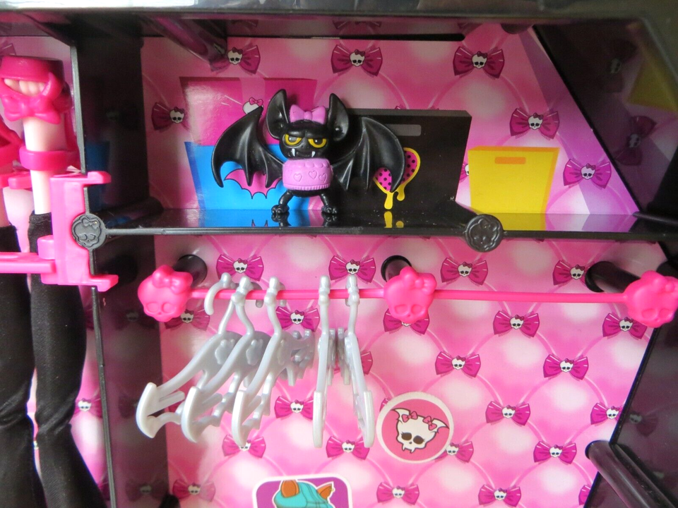 MONSTER HIGH DRACULAURA'S DRACULOCKER PLAYSET WITH DOLL,ACCESSORIES,PET ...