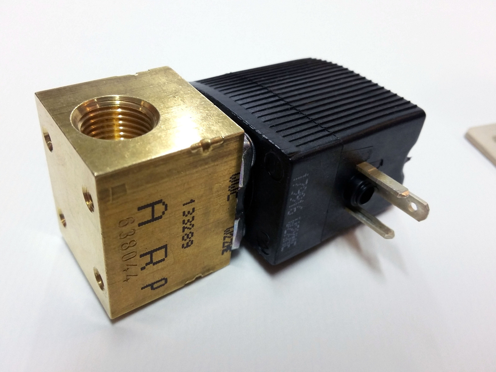 Burkert 6012 C 3/2-way Mini Solenoid Valve G1/8, 0-6 Bar, 0.06m3/h Coil ...