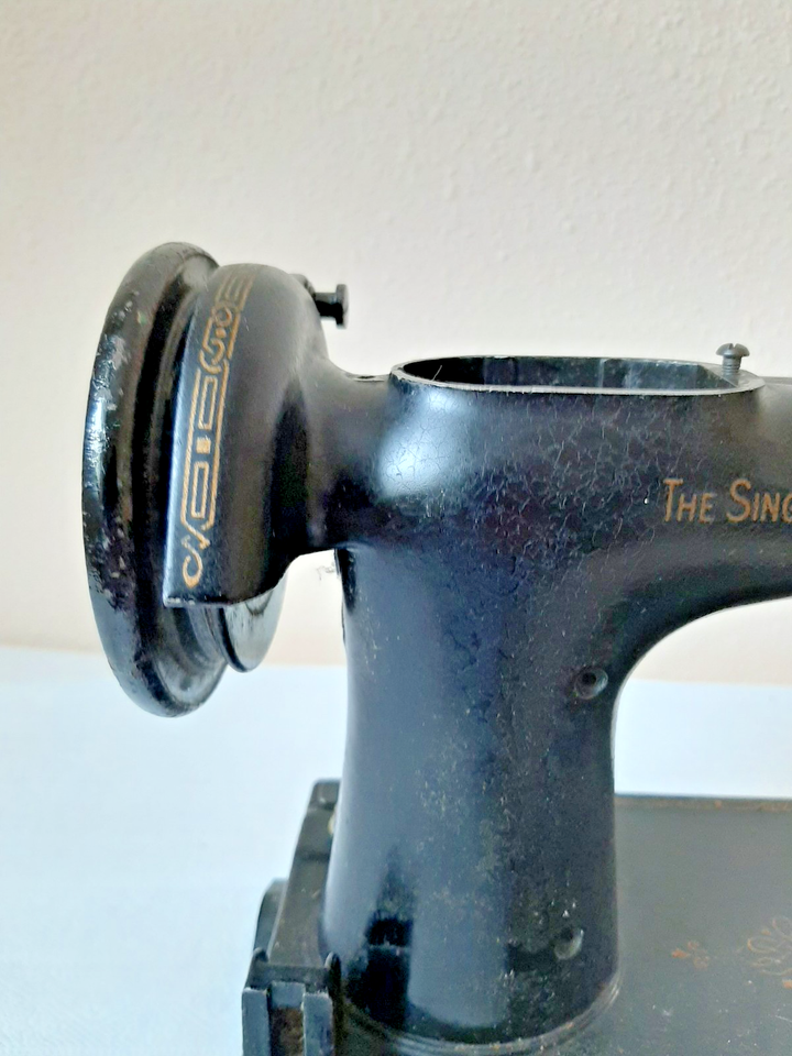 Vintage SINGER 221 Featherweight Sewing Machine for PARTS or REPAIR ...