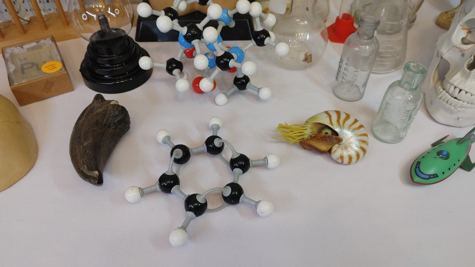 Mad Scientist Laboratory Movie Props Chemistry Man Cave Awesome lot ...