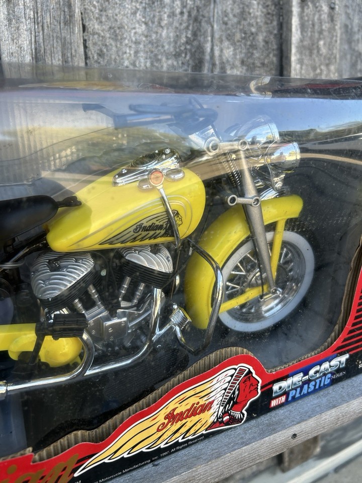 Indian Motorcycle Manufacturing Yellow 1:6 Scale Die Cast Cruiser ...
