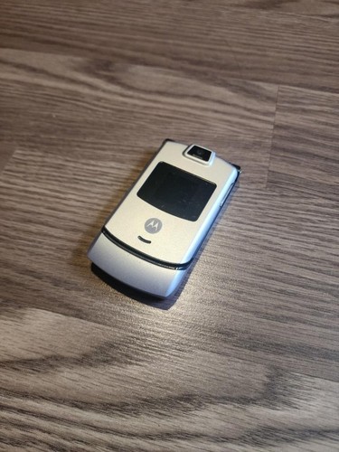 VINTAGE RETRO MOTOROLA RAZR V3M SILVER FLIP PHONE | eBay