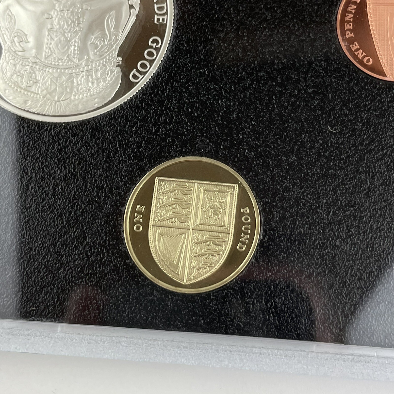 The Queen’s Coronation Executive Proof Coin Set Cased With COO 1p - £5 ...