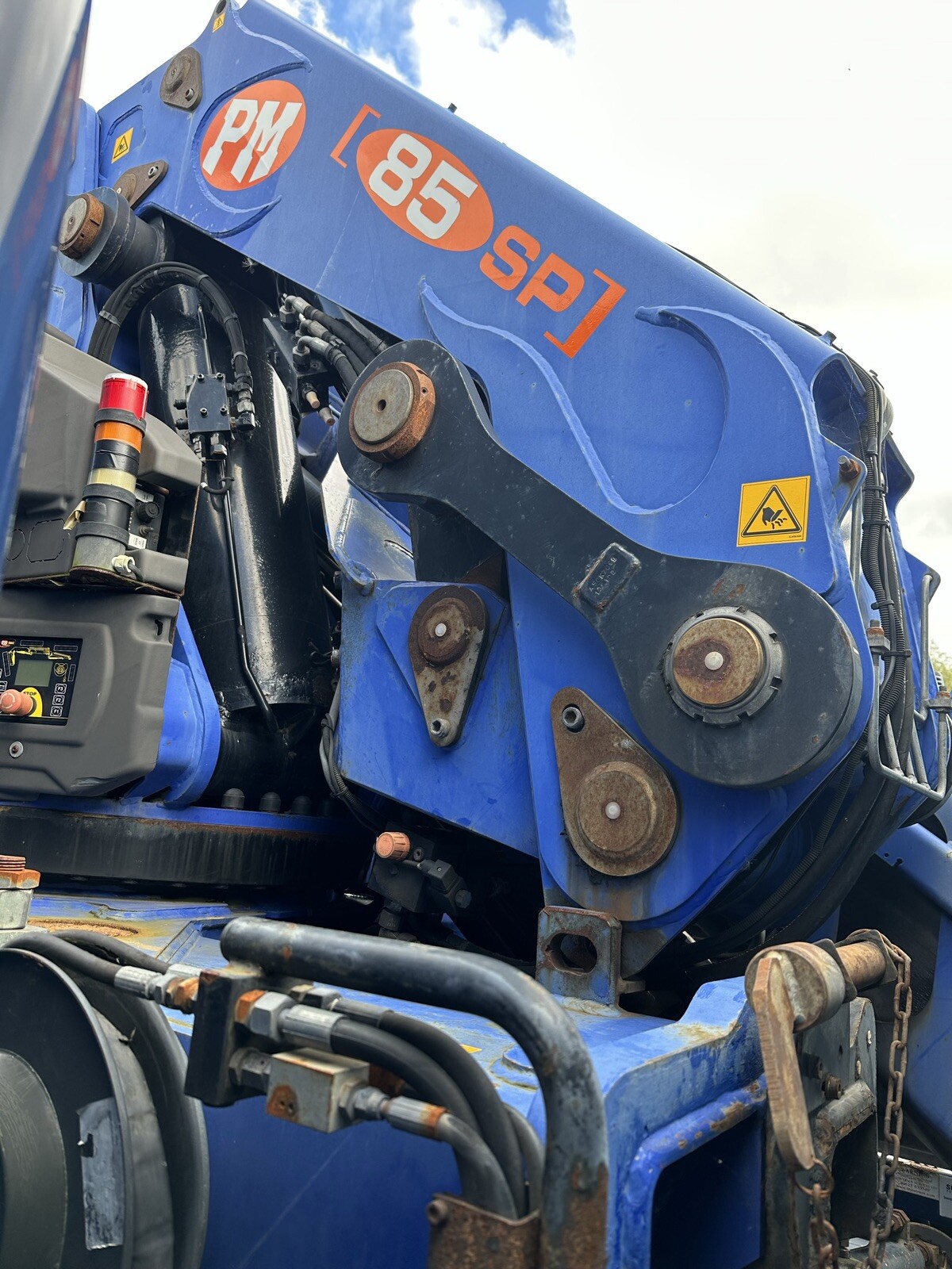 PM 85SP Lorry Mounted Crane 85 Ton Per / Meter Hiab Rear Legs Remote ...