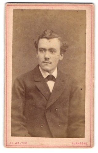 Fotografie Ed. Walter, Nürnberg, Breitegasse 97, Junger Herr im Anzug ...