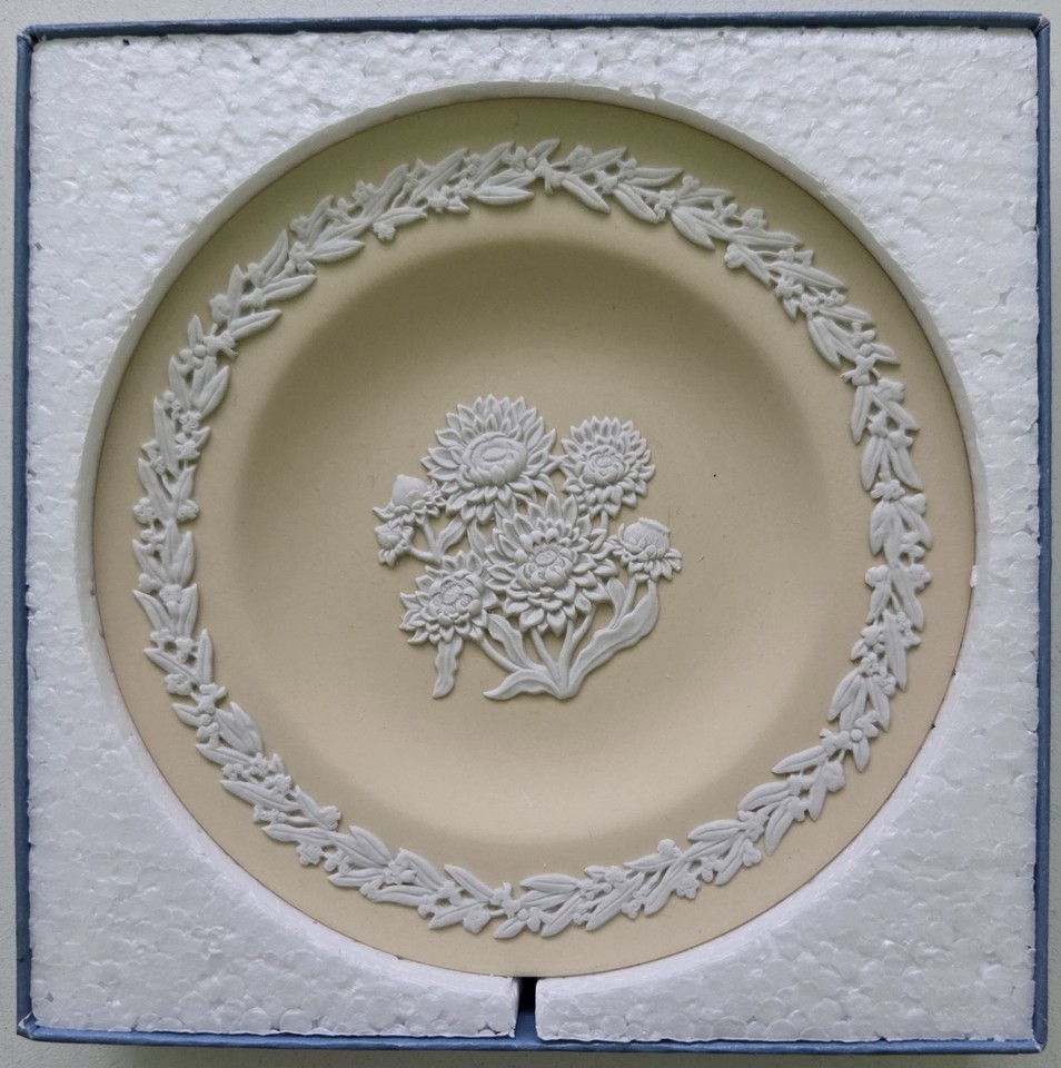 WEDGWOOD JASPERWARE (PRIMROSE) MINIATURE PLATE "EVERLASTING DAISY ...