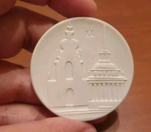 227. MEISSEN PORCELAIN MEDAL TOKEN DRESDEN CHURCH GERMANY CERAMIC COAT ...