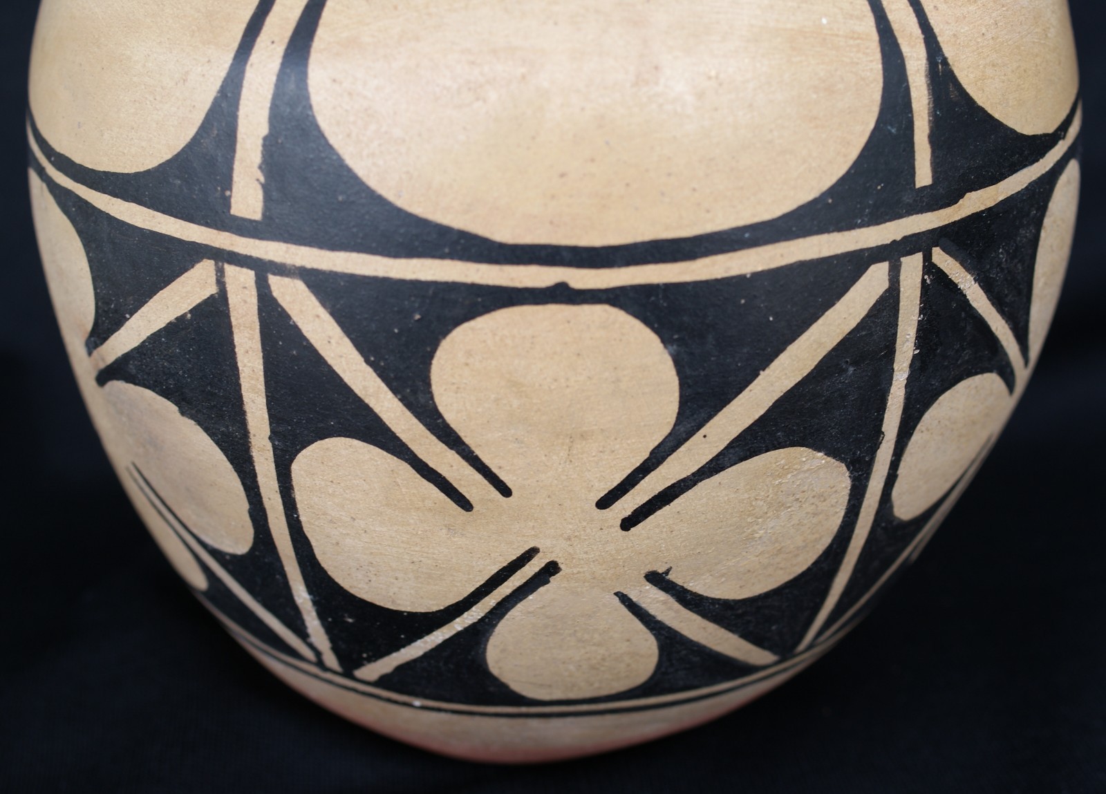 Santo Domingo Kewa Indian Pottery 7 1/2" D Jar With Geometric Floral ...