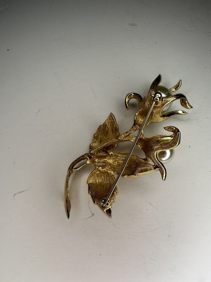 Vintage Signed BOUCHER Pearl FLOWER PIN 8500 goldtone | eBay