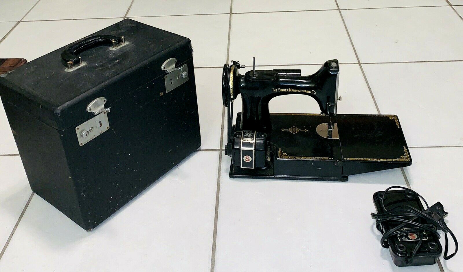 ANTIQUE 1950 SINGER SEWING MACHINE FEATHERWEIGHT MODEL 221 - 1 SER ...