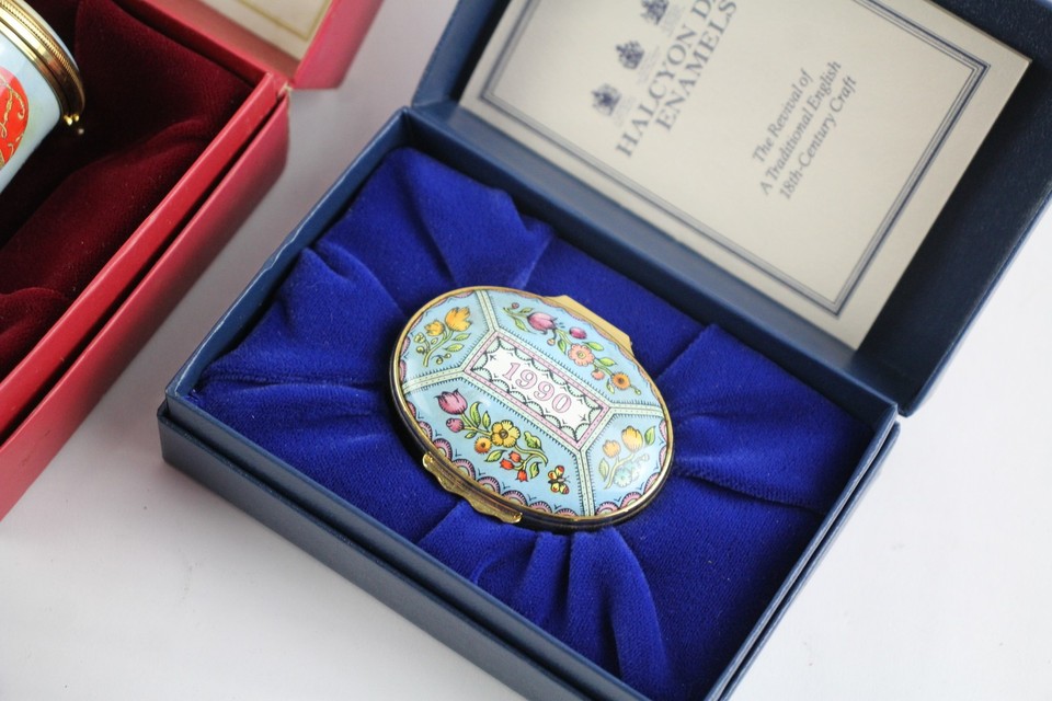 Halcyon Days Staffordshire Trinket Boxes Inc Non Branded Novelty Boxes ...