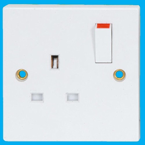 1 Gang, White Switched 13A Single Mains UK 3 pin Wall Power Socket ...