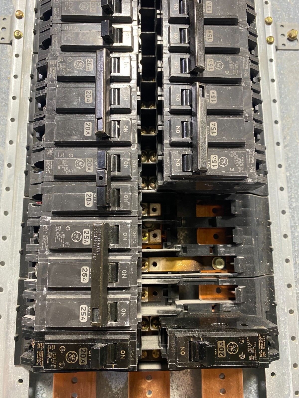 GE AQF3422MBX Panelboard 225 AMP 208Y/120V 3 Phase 4W 42 Circuit THQB ...