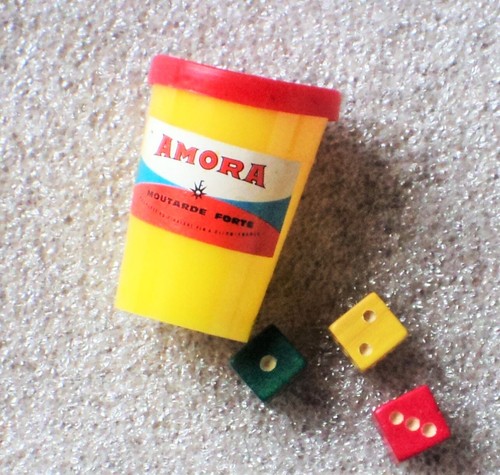 ancien petit POT à moutarde publicitaire AMORA en plastique avec 3 dés ...
