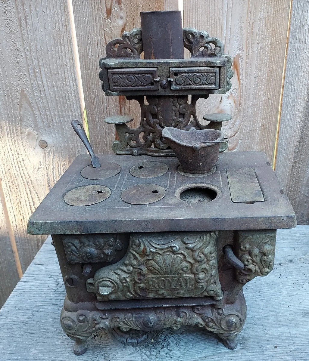 Toy Company Royal Stoves Eclipse" Cast Iron Toy Stove