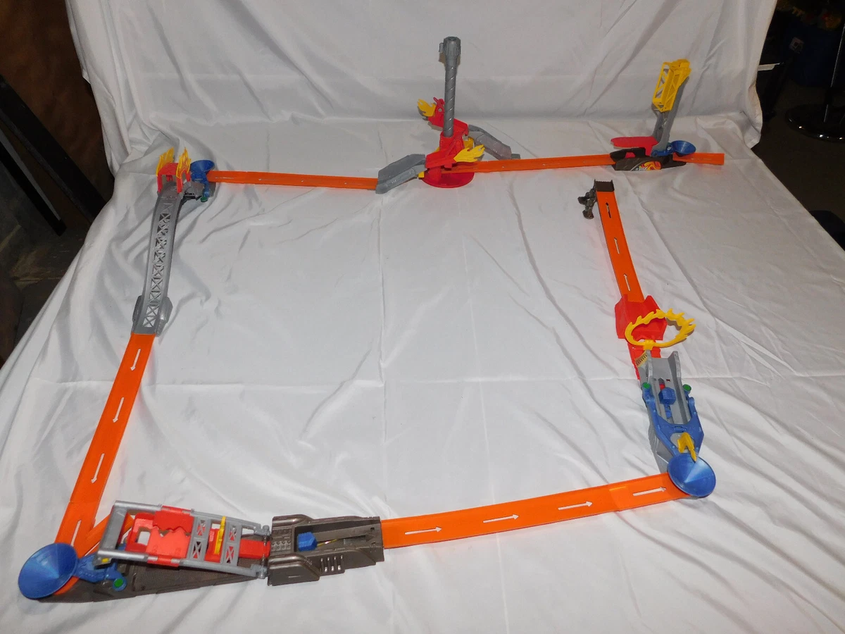 Hot Wheels Trick Tracks Colossal Stunt World