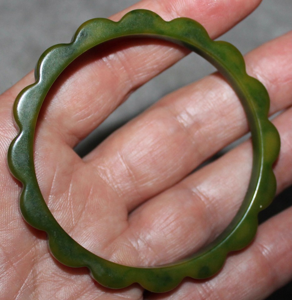 VINTAGE BAKELITE DAISY SCALLOPED GREEN & YELLOW SWIRL BANGLE BRACELET ...