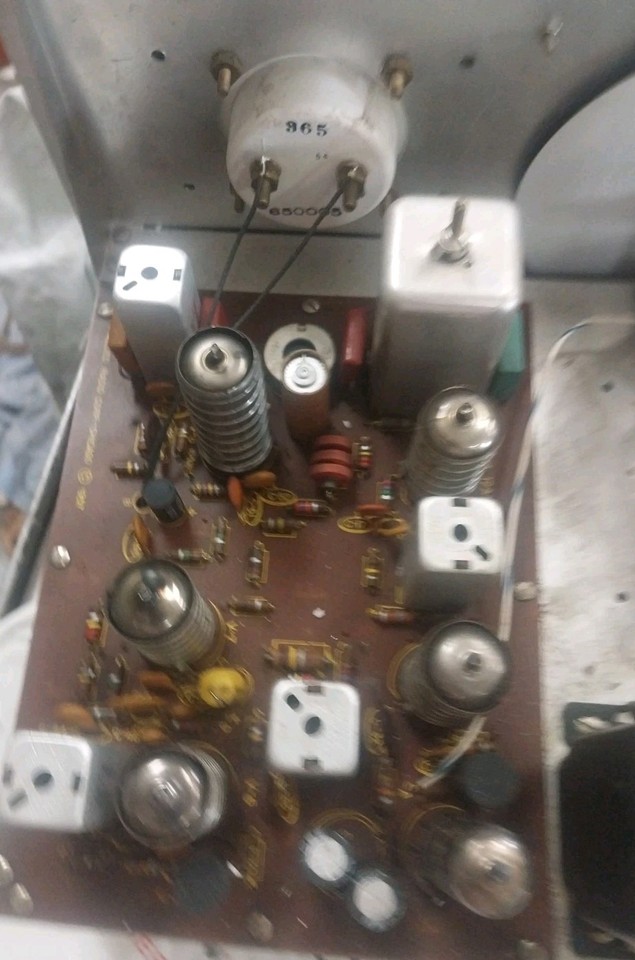 Knight R100A 4 Band Receiver Powers On Pick up some Is station on band ...