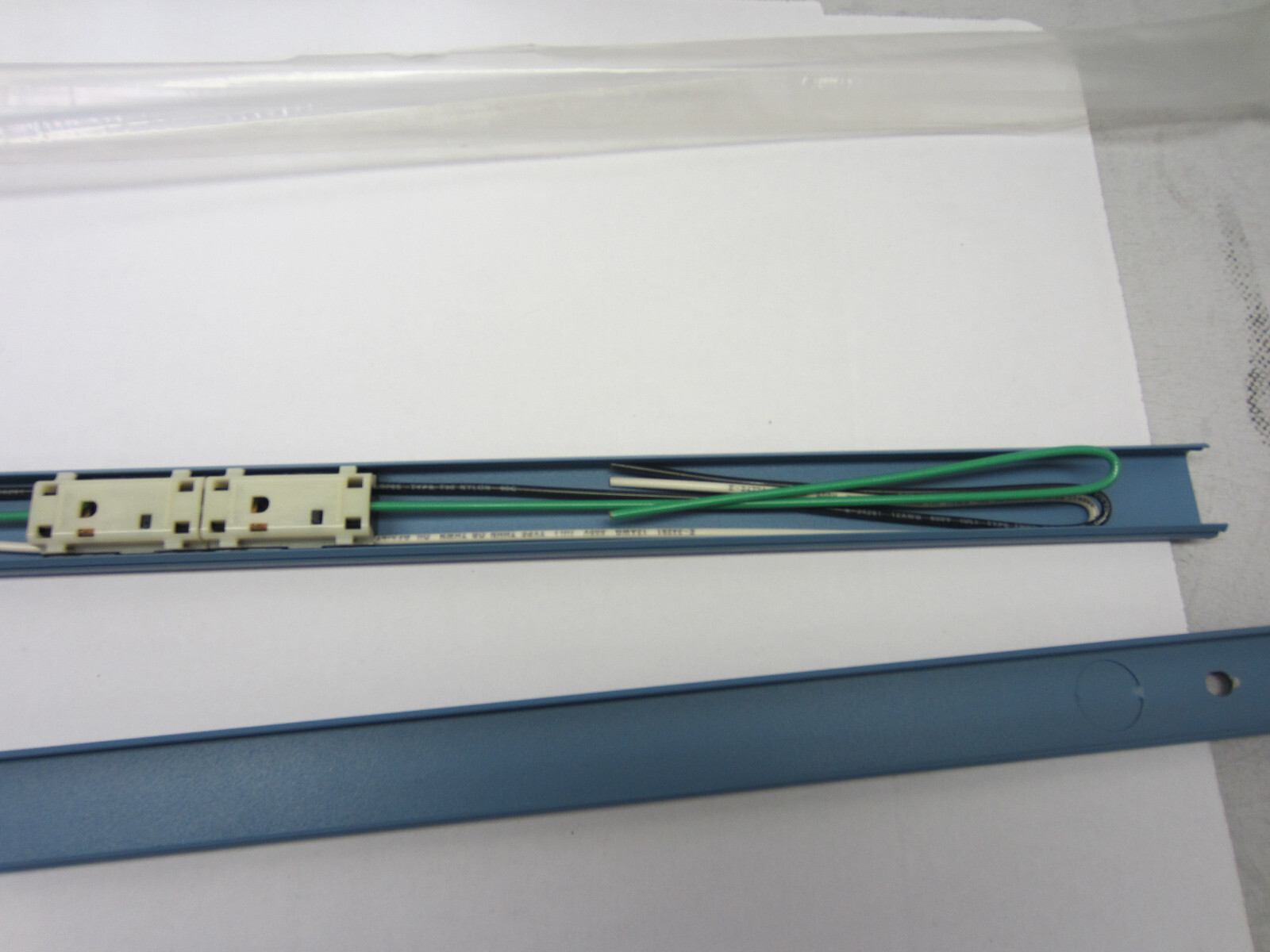 Wiremold Plugmold 2000 Wired V20GB306 2FT-2" (26"`s Prewired )(35 in ...