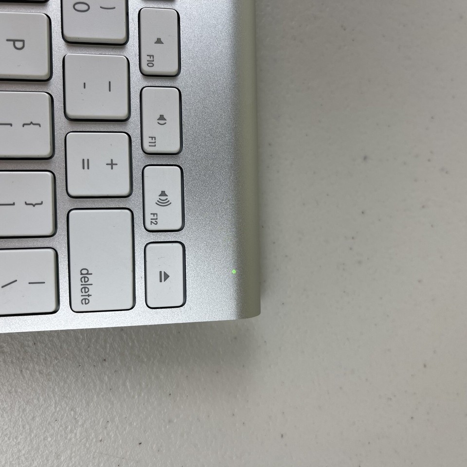 Apple A1314 Wireless Keyboard White Keys Aluminum Metal Base 2 AA | eBay