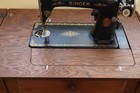1926 Singer Sewing Machine with Singer No.40 Sewing Table / Cabinet ...