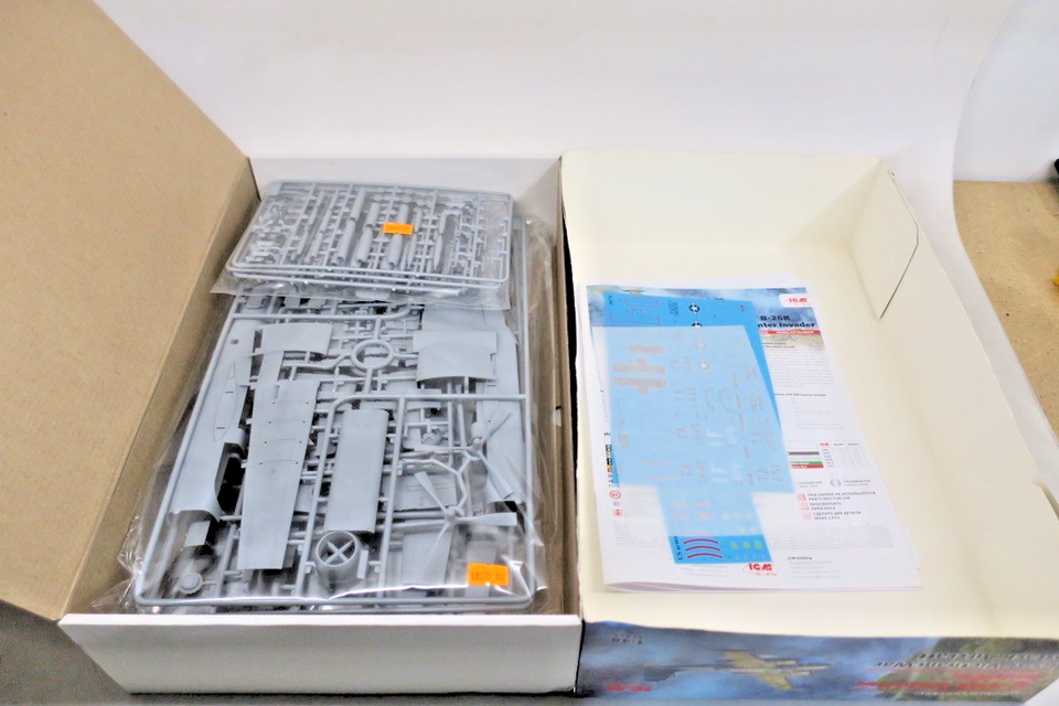 ICM 48280 Douglas B-26K with USAF Pilots & Ground Personnel 1/48 Scale ...